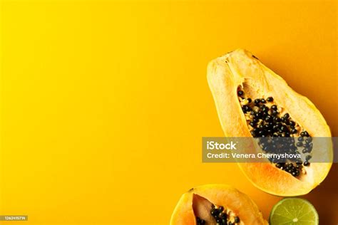 노란색 컷 파파야와 노란색 배경에 녹색 라임 국경이있는 잘 익은 열대 과일 공간을 복사합니다 건강 개념 0명에 대한 스톡 사진 및 기타 이미지 Istock