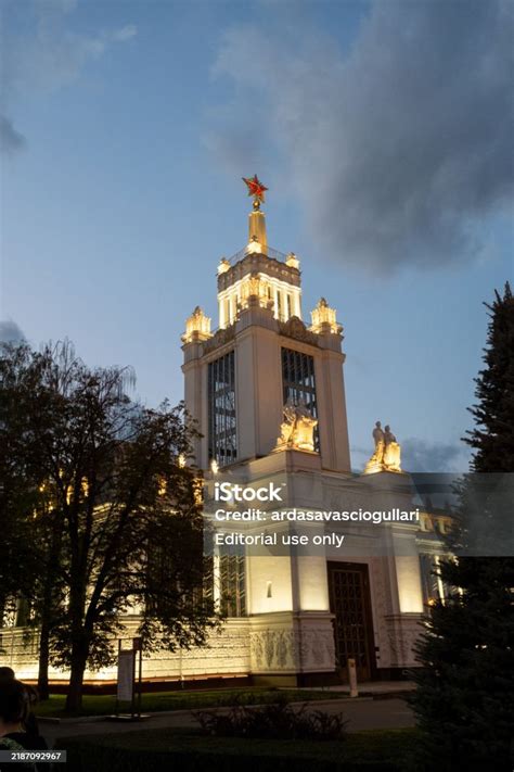 Vdnh 전시 센터의 파빌리온 꼭대기에 있는 소련 별 기호의 저녁 사진으로 밤하늘을 배경으로 빛나는 소비에트 시대 디자인을 보여줍니다 1980 1989 년에 대한 스톡 사진