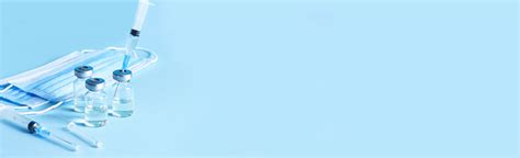 새로운 코로나 바이러스 Sarscov2에 대한 예방 접종 액체가있는 주사기와 유리 바이알 건강 및 예방 접종 개념 의료 주사 바늘 복용량 규모배너 간호사에 대한 스톡 사진