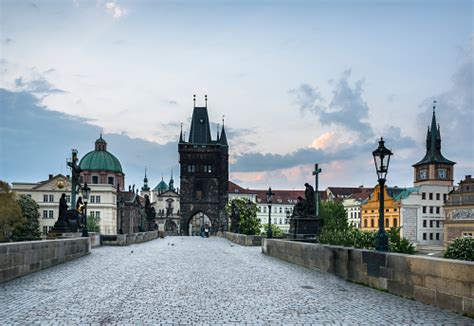 세인트 프랜시스 아시 시 교회와 사람 없이 찰스 브리지 에서 올드 타운 브리지 타워의 전망 프라하 체코 공화국 건축에 대한 스톡 사진 및 기타 이미지 Istock