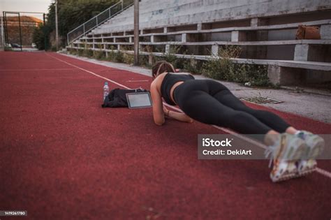 디지털 태블릿을 통해 온라인 훈련을 보면서 판자 자세로 운동을하는 운동 선수 여성 20 24세에 대한 스톡 사진 및 기타 이미지 20 24세 건강한 생활방식 근육질