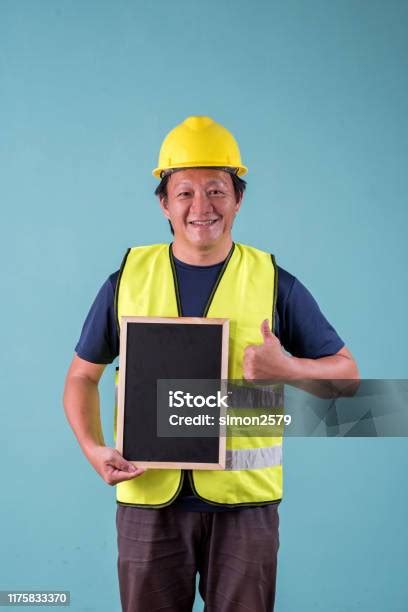 일반 칠판을 들고 안전 조끼와 노란색 헬멧을 착용 아시아 노동자 건설 산업에 대한 스톡 사진 및 기타 이미지 건설 산업