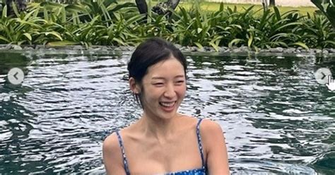 오마이걸 아린 막내의 반란수영복 자태에 드러난 ‘볼륨 몸매 M★sns