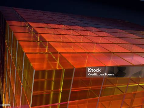 3d 렌더링 된 유리 블록 어두운 생생한 색상과 반사 황금 빛 블록 체인 기술 또는 데이터 저장에 대한 그림입니다 채굴 또는 암호 화폐에 대한 투명 큐브의 시각화 0명에