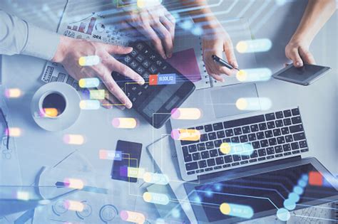 함께 일하는 남자와 여자의 이중 노출과 데이터 테마 홀로그램 그리기 컴퓨터 배경입니다 맨 위 보기 개념에 대한 스톡 사진 및