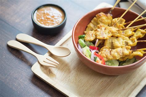 돼지고기 사 페이 구운 돼지고기에 땅콩 소스 또는 달 콤 하 고 새 콤 소스를 곁들여 먹습니다 태국의 전채 말레이시아 꼬치 요리에 대한 스톡 사진 및 기타 이미지 Istock