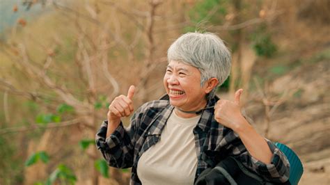 시니어 여성 자연과 하이킹 또는 숲 속 산책 배낭 및 트레킹 스틱 또는 기어로 모험과 여행 숲이나 정글 길에 있는 노인들 60