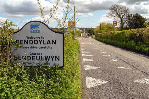 Rambu Jalan Di Pintu Masuk Desa Pendoylan Foto Stok Unduh Gambar Sekarang Bilingual