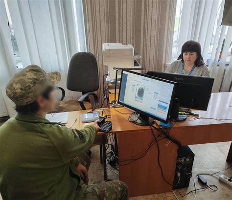Міграційники Полтавщини продовжують документувати військових Державна міграційна служба України