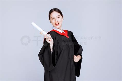 毕业高清图片 身穿长袍和文凭的年轻学生在毕业典礼当天摆姿势。高品质照片 教育文化免费下载格式编号52862272 千图网 毕业高清图片 身穿长袍和文凭的年轻学生在毕业典礼当天摆姿势。高品质照片 教育文化免费下载格式编号52862272 千图网