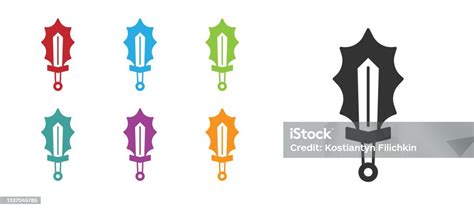 흰색 배경에 고립 된 화재 아이콘의 검은 마법 칼 불같은 칼 기사 마법사 마술사 마법의 마법 무기 화재 주문 불타는 블레이드 다채로운 아이콘을 설정합니다 벡터 강철에 대한