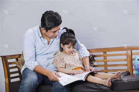 书家庭生活股票家庭儿童童年印度半身像女孩看