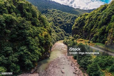 푸른 나무가 있는 산의 아름다운 풍경 흐린 하늘과 함께 화창한 날에 산 강을 따라 있는 도로 0명에 대한 스톡 사진 및 기타 이미지 Istock