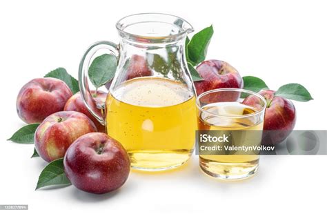 흰색 배경에 고립 된 신선한 사과 주스와 유기농 사과의 유리와 우유통 건강한 식생활에 대한 스톡 사진 및 기타 이미지 건강한 식생활 과일 금색 Istock