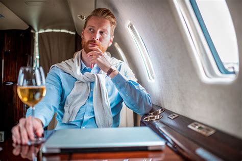 개인 제트기에 앉아있는 동안 와인 한 잔을 즐기는 젊은 부자 꿈꾸는 찾고 개인 비행기에 대한 스톡 사진 및 기타 이미지 개인 비행기 경영자 공항 Istock