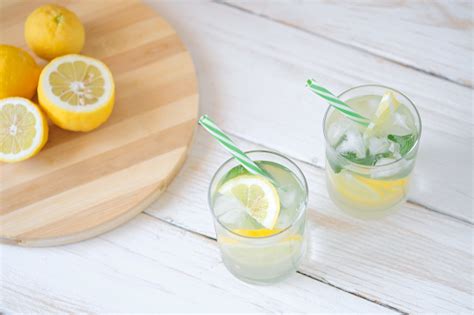 신선한 레몬 레모네이드와 민트가 있는 병에 담긴 민트가 있는 식탁에 재료가 있습니다 건강한 영양 다이어트 개념 흰색 배경입니다 위쪽 보기 0명에 대한 스톡 사진 및 기타