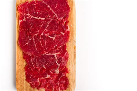 신선한 원시 쇠고기 슬라이스 흰색 배경에 고립 된 나무 접시 상단에 슬라이스 일본 쇠고기 건강한 식생활에 대한 스톡 사진 및 기타 이미지 건강한 식생활 고기 그릇