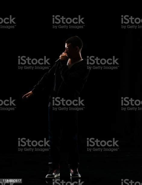 전체 길이한 사람1 인정면 2029 세 성인 잘 생긴 사람들 백인 남성젊은 남자 가수음악가 서노래행복 하 고 마이크를 들고 검은 배경 앞에서 춤 20 24세에 대한 스톡