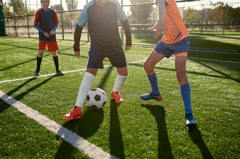 Jóvenes Jugando Fútbol En El Campo De Entrenamiento Para Niños Foto