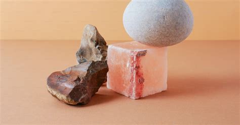 분홍색 비누 조각 위에 앉아 있는 바위 사진 Unsplash의 월페이퍼 이미지
