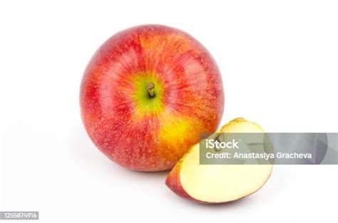 한 사과와 분기의 세트 흰색 배경에 격리 된 두 개의 사과의 구성 템플릿 과일 잘라 부분 0명에 대한 스톡 사진 및 기타 이미지