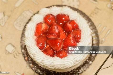 빨간 딸기로 장식 된 딸기 쇼트 케이크 2019년 6월 26일 마드리드 스페인 음식 미식 디저트 사진 과일 딸기 쇼트 케이크에 대한 스톡 사진 및 기타 이미지 Istock