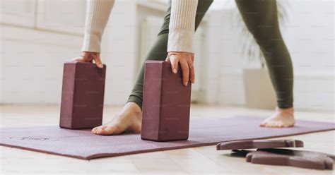 가벼운 스튜디오에서 장비를 갖춘 스포츠웨어 Ptactice 요가를 입은 매력적인 중년 여성 사진 Unsplash의 성인 이미지