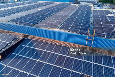 녹색 생태 전기를 생산하기 위해 산업 건물 지붕에 장착 된 푸른 태양광 태양 전지 판넬의 공중 보기 지속 가능한 에너지 개념의 생산 태양 에너지에 대한 스톡 사진 및 기타