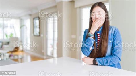 젊은 아름 다운 아시아 여자 긴 머리를 입고 데님 자 켓 지 루 하이 천막 피곤 입을 덮고 손으로 불안 하 고 졸음 T 셔츠에