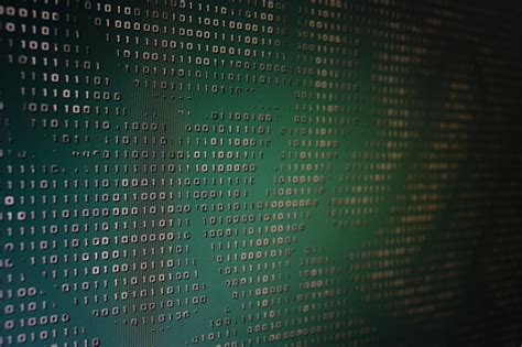 컴퓨터 화면에 바이너리 코드의 두뇌 패턴입니다 인공 지능 나 이입니다 흰색 1 및 0 숫자 코드와 함께 블루 그린 컴퓨터 화면 개념에 대한 스톡 사진 및 기타 이미지