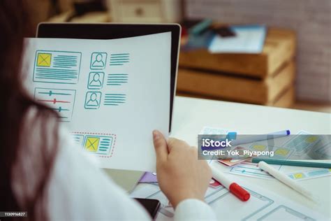 디자이너의 근접 촬영 손 스케치 드로잉 응용 프로그램과 함께 모바일 응용 프로그램은 사무실에서 작동 합니다 사용자 경험 디자인 개념입니다 Java 프로그래밍 언어에 대한