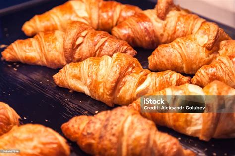 식당의 테이블에 수제 맛있는 크로와상을 닫습니다 다양한 퍼프 페이스트리 빵 시나몬 롤 크루아상이 카페 테이블에 놓여 있습니다 빵집 개념에서 요리 광고문안 공간 복사 0명에