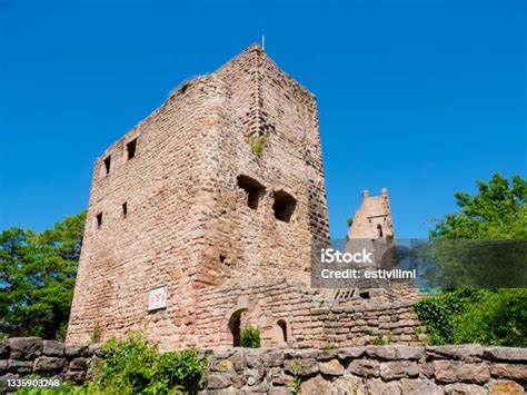 프랑스 에구이스하임 알자스 프랑스 의 세 성의 장엄한 중세 타워 에기스하임에 대한 스톡 사진 및 기타 이미지 에기스하임 건물 외관 건축 Istock