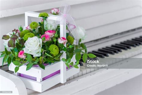 흰색 피아노에 꽃다발 흰색과 분홍색 장미와 국화흰색 나무 상자 집의 장식 꽃 상자 웨딩 장식 계절에 대한 스톡 사진 및 기타 이미지 Istock