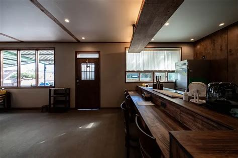 패턴 벽지로 레트로한 분위기가 물씬 풍기는 30평 횟집인테리어 구례