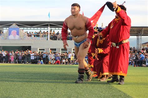 🙏 ️🇲🇳88 настай Өвөр Монгол эмээ анх удаа наадмын нээлт үзлээ Хэрэв үхээд дахиад төрдөг бол би