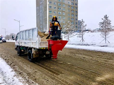 Өглөөнөөс хойш зам талбайд 120 тонн давс 32 тонн бодис цацжээ