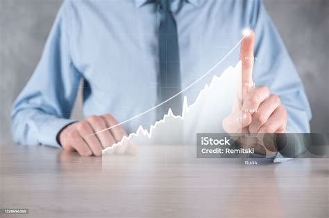 긍정적 인 이익 성장과 그래프를 들고 사업가 남자 계획 그래프 성장과 그의 사업에서 차트 긍정적 인 지표의 증가더 많은 수익성과 성장 개념에 대한 스톡 사진 및 기타 이미지