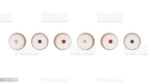 흰색 배경 상단보기에 고립 된 전통적인 하누카 도넛 Sufganiyah 잼 초콜릿 바닐라 토핑 전통 하누카 디저트를 곁들인 유대인 페이스트리 도넛 차누카 신선한 베이커리