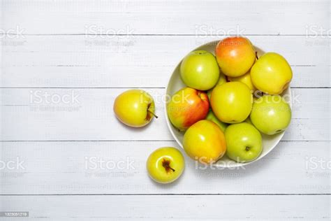 흰색 나무 테이블에 접시에 사과 맨 위 보기입니다 공간을 복사합니다 0명에 대한 스톡 사진 및 기타 이미지 0명 개체 그룹