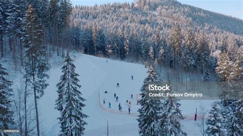 산악 트랙에서 눈 덮인 스키어와 스노우보더 라이드의 공중 보기 겨울에 대한 스톡 사진 및 기타 이미지 겨울 계절 곡선 Istock