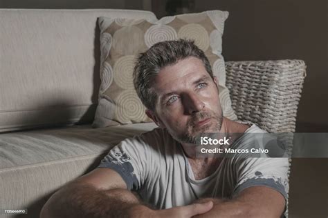 라이프 스타일 초상화 젊은 매력적이 고 우울 남자 거실 바닥에 앉아 절망 하 고 스트레스를 겪고 우울증과 불안 문제 보고 좌절 하 고 걱정 30 39세에 대한 스톡 사진 및