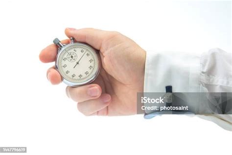 흰색 배경에 기계식 아날로그 스톱워치가있는 손 시간 부분 정밀도 속도 간격의 측정 경쟁에 대한 스톡 사진 및 기타 이미지 경쟁 계시기 금속의 Istock
