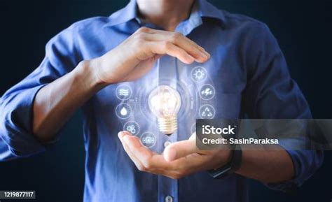 에너지 자원 아이콘이 있는 밝은 전구를 들고 있는 사업가 개념에 대한 스톡 사진 및 기타 이미지 개념 개발 깨끗한 Istock