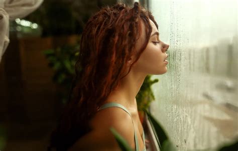 Обои стекло девушка поза модель портрет макияж пирсинг прическа на телефон и рабочий стол