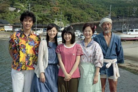 来年前期のnhk連続テレビ小説「まれ」の石川県輪島市で行われたロケ取材会に出席した左から大泉洋、常盤貴子、土屋太鳳、田中裕子、田中泯