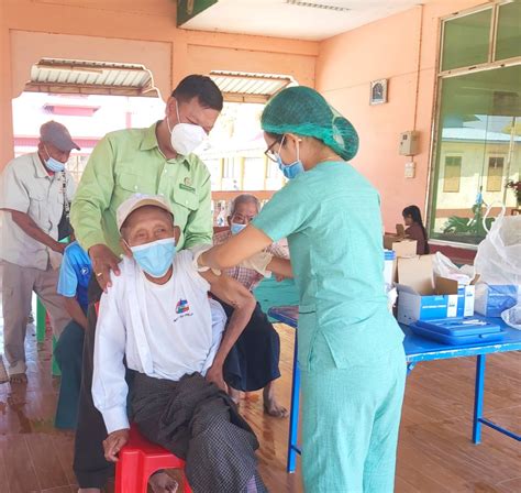 မင်းဘူး စကု မြို့နယ်၌ သက်ကြီးရွယ်အို အဘိုးအဘွားများအား ကိုဗစ် ၁၉ ကာကွယ်ဆေးများ အိမ်အရောက် ထိုးန