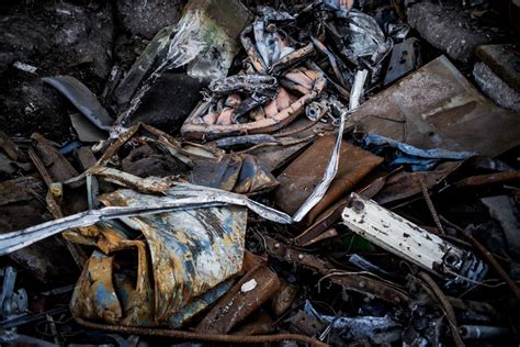 고철 및 기타 쓰레기 더미 사진 Unsplash의 무료 회색 이미지