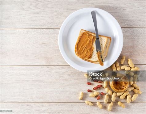 땅콩 버터 오픈 샌드위치 또는 토스트 채식주의자를 위한 컨셉 아침 식사 건강한 식생활에 대한 스톡 사진 및 기타 이미지