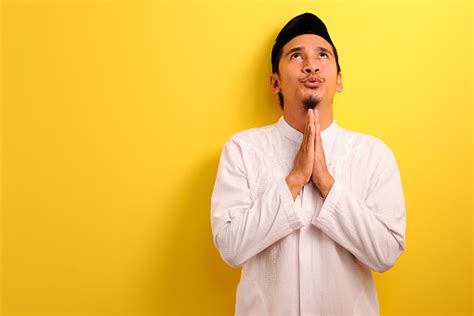 꿈꾸는 젊은 아시아 무슬림 남자 는 복사 스파와 함께 조회 Eid Ul Fitr에 대한 스톡 사진 및 기타 이미지 Eid Ul Fitr Ramadan Kareem